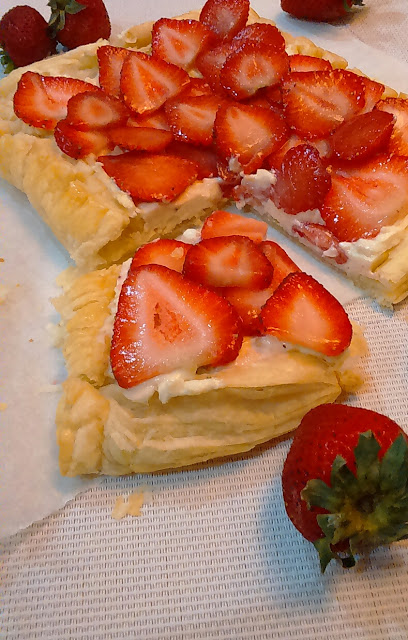 sarguna's fantabulous kitchen: Strawberry Cream Cheese Tart
