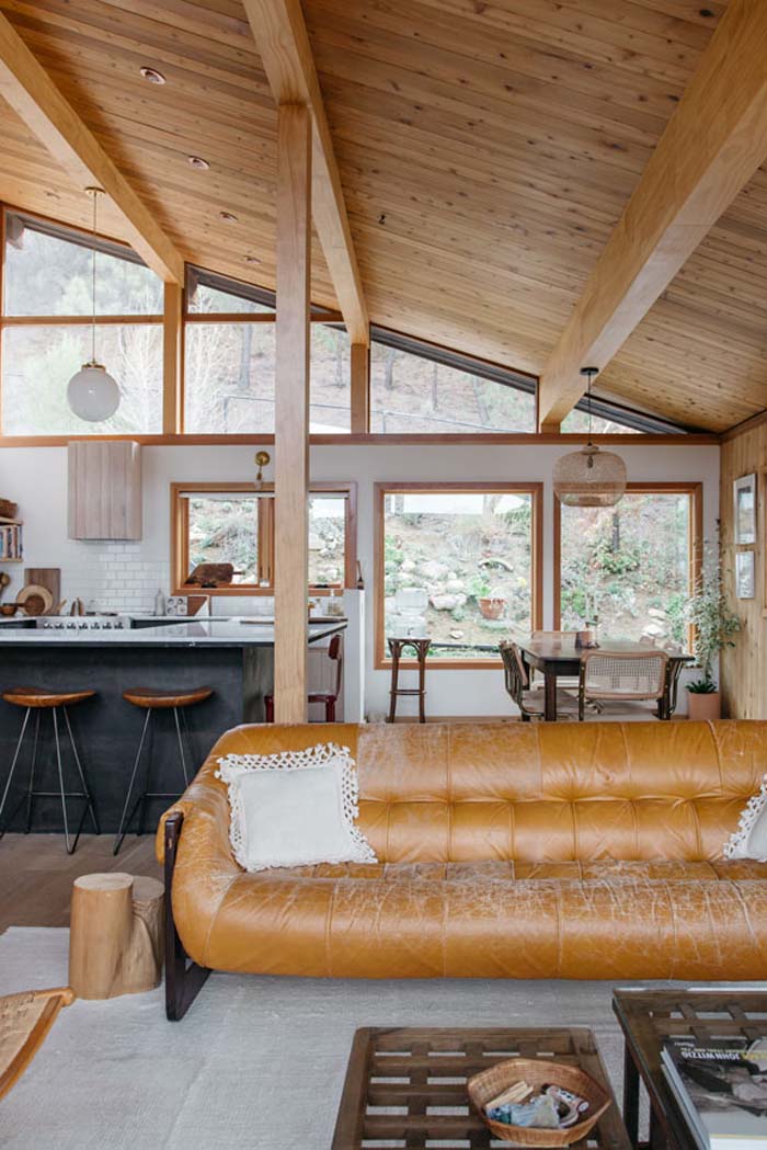 Keltainen talo rannalla: Puu pääosassa