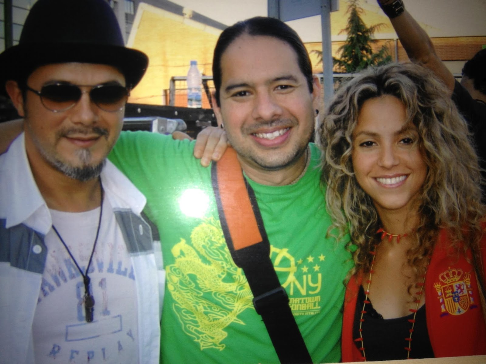 Shakira - myshakiblog: Nueva foto: Shakira, Alejandro Sanz y Archie Peña