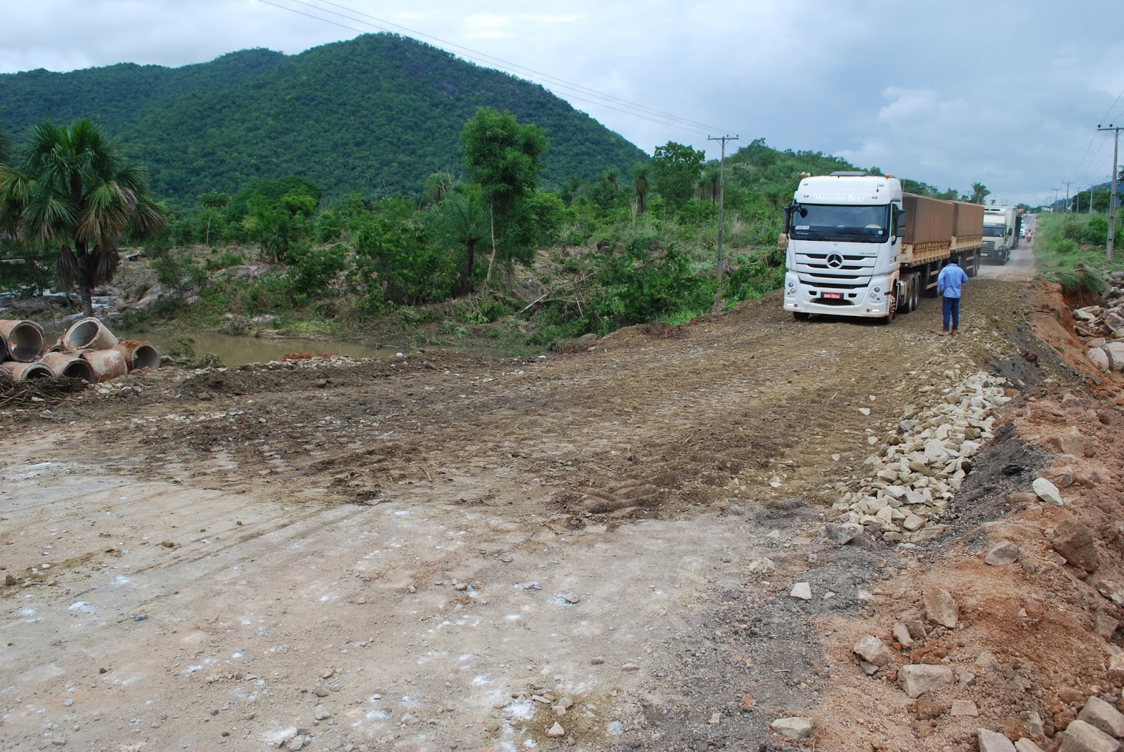 .: Depois de mais de 30 horas de interrupção o tráfego na Rodovia BR ...