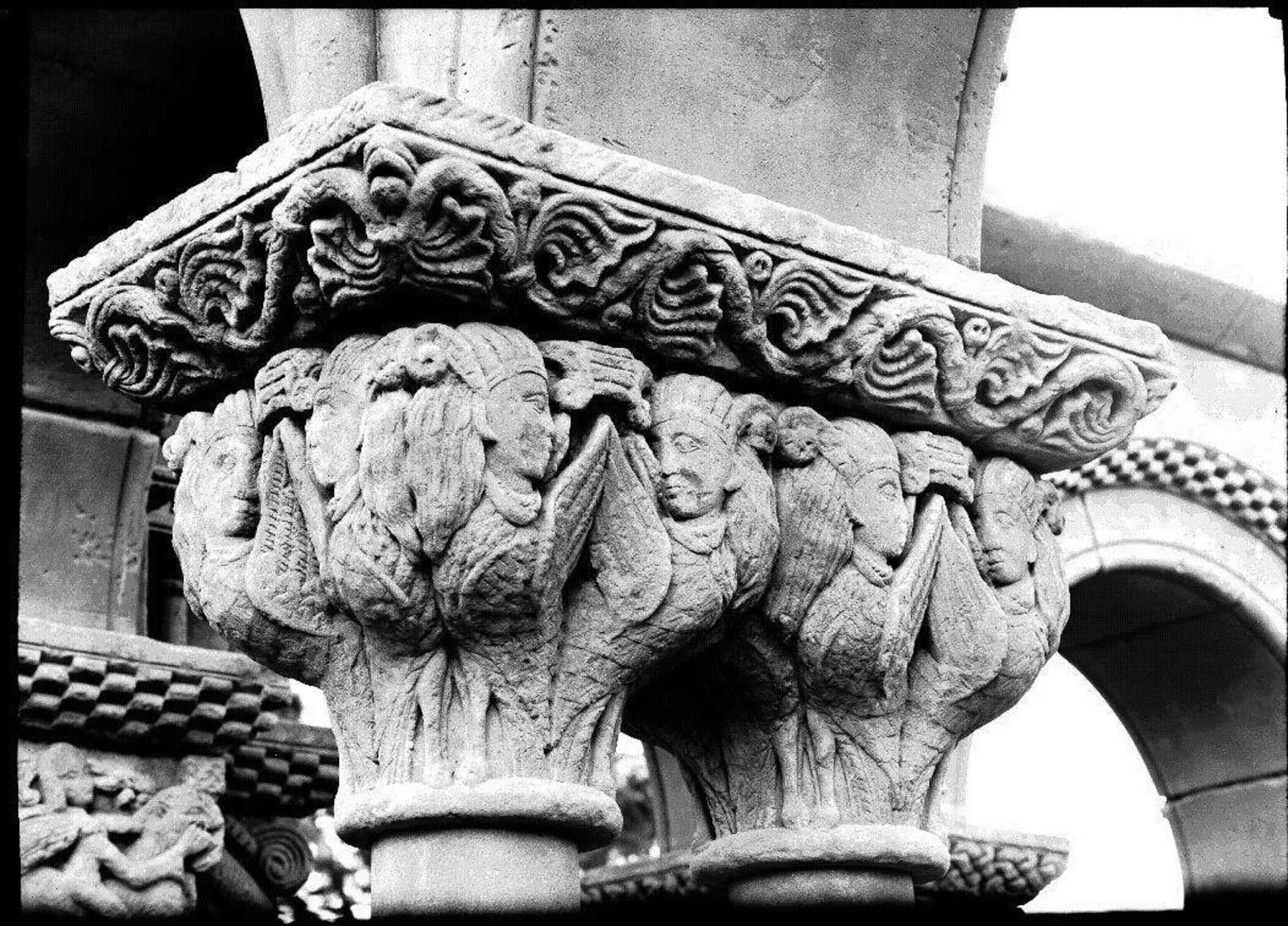 Capiteles romanicos Palamos: Capitel grifos asirios