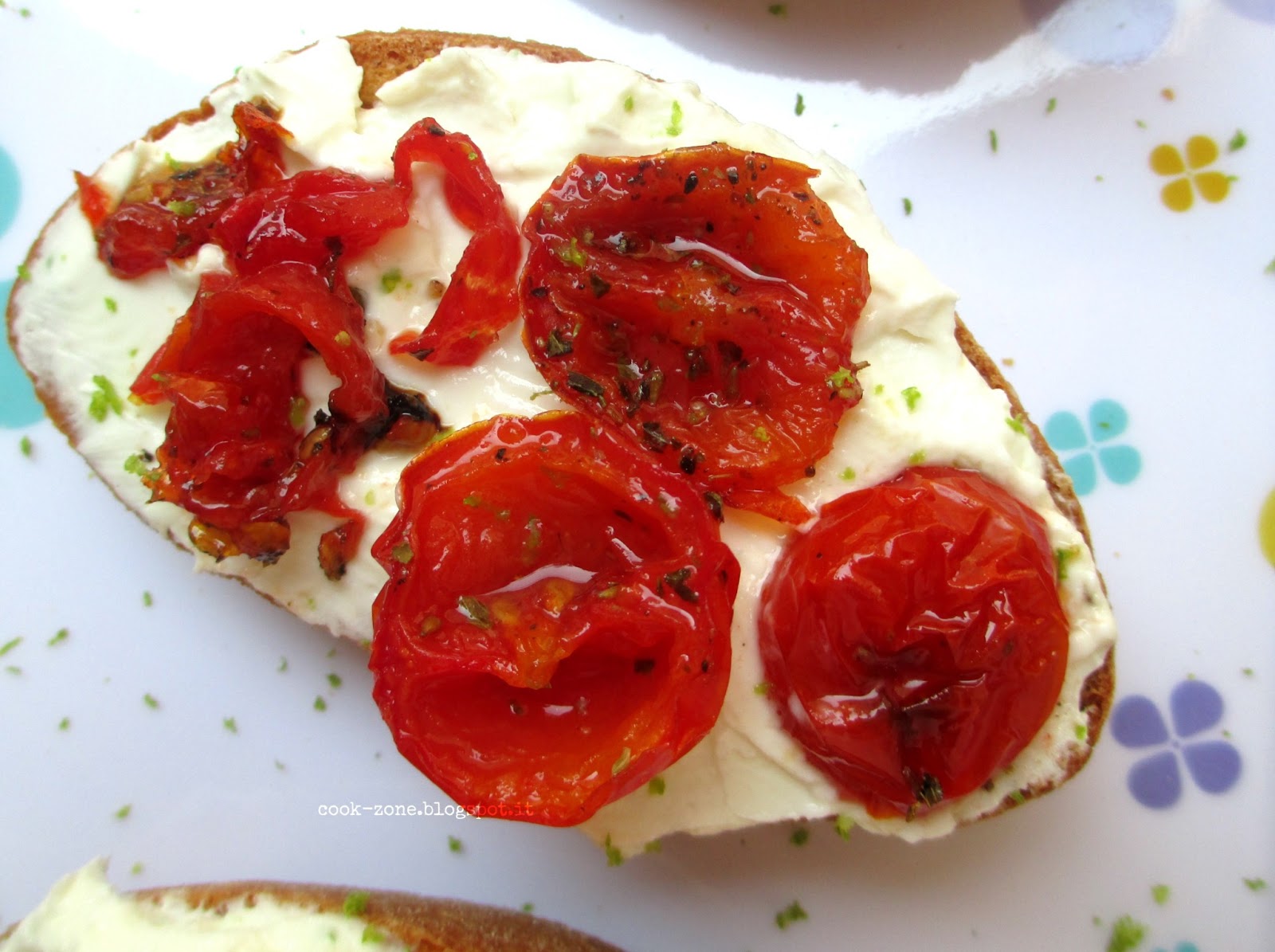 Crostoni con robiola e ciliegini canditi da CoOk ZoNe su Akkiapparicette