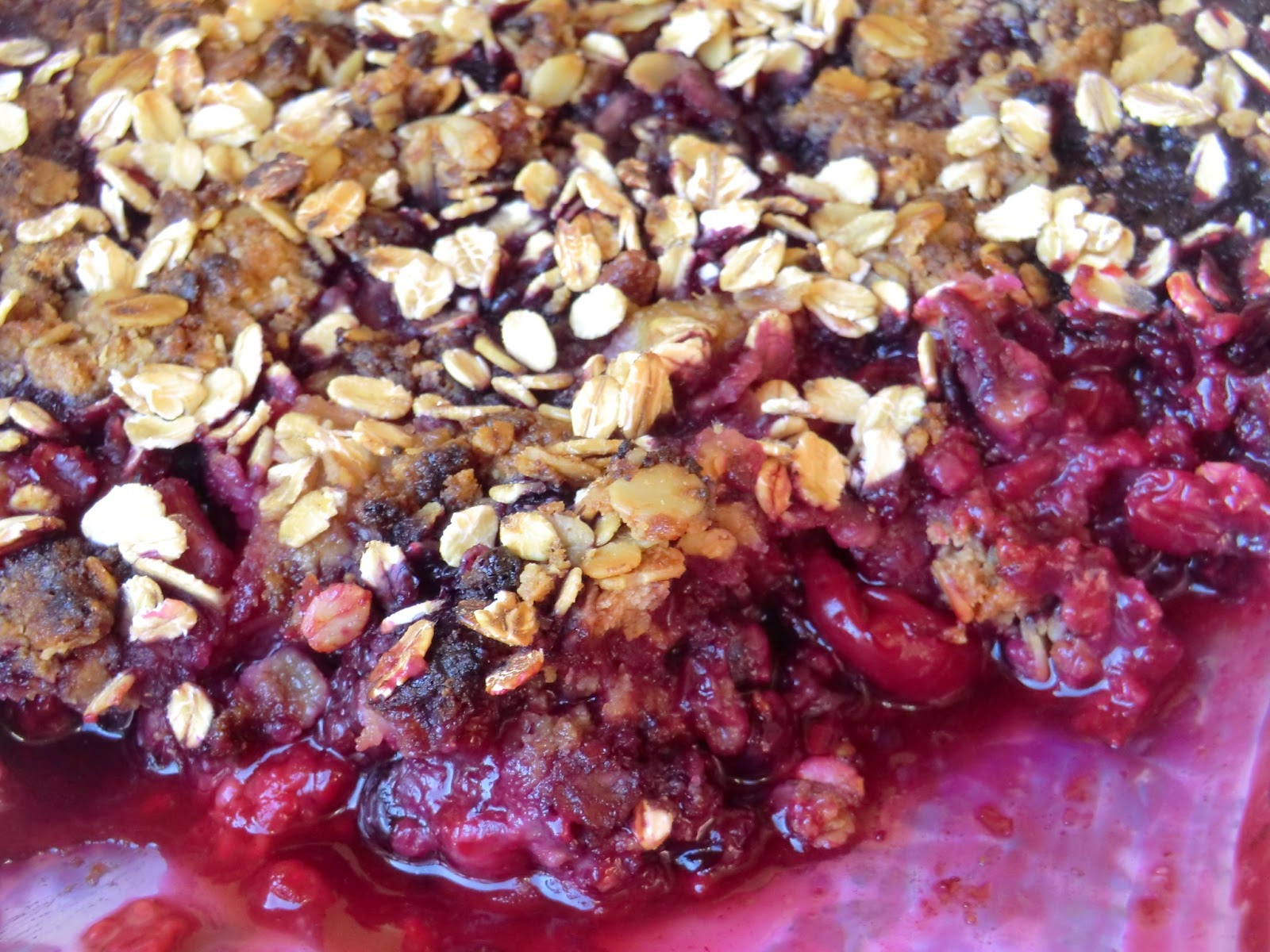 Crumble aux fruits rouges, aux poires, à l'amande et à l'avoine sans ...