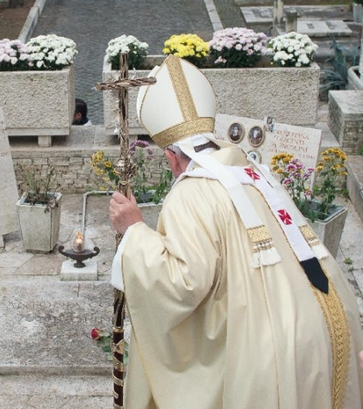 Liturgia Papal: Elenco de mitras del Papa Francisco
