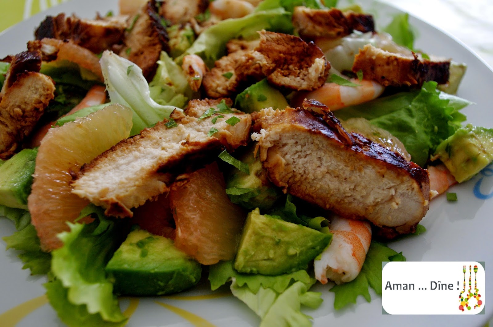 Salade de poulet mariné, crevettes et pamplemousse rose