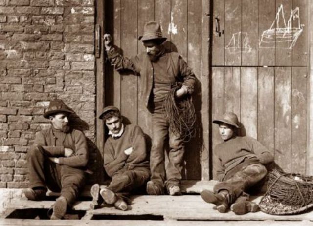 30 Vintage Photographs of Fisher People Around the Small North ...