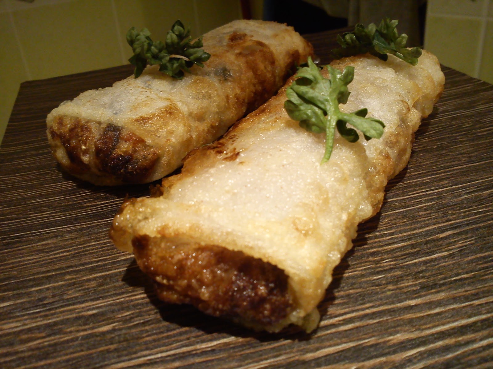 Naudingu maitse - A taste of pleasure : Kevadrullid kana ja kukeseentega