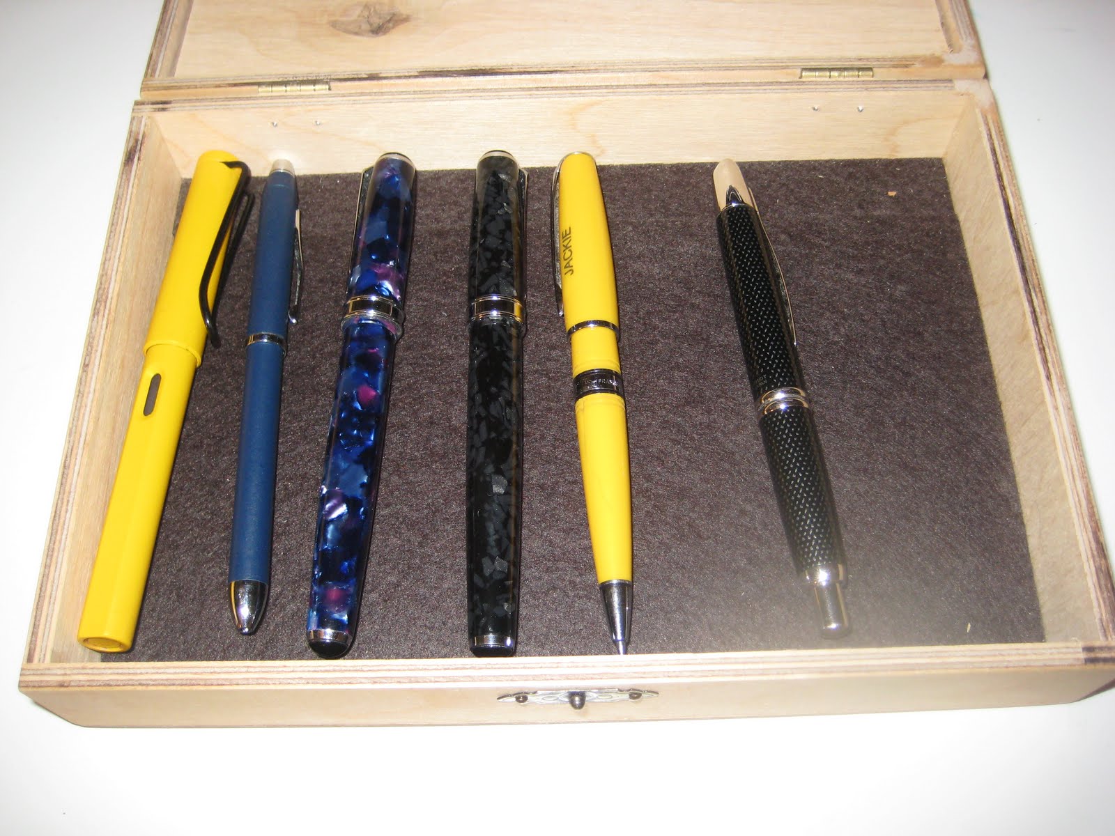 Letters & Journals: Showing Off My Pen & Pencil Box