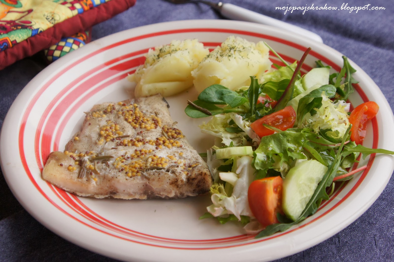 moje pasje: Filet ryby pieczony w folii z ziemniakami i sałatką - obiad ...