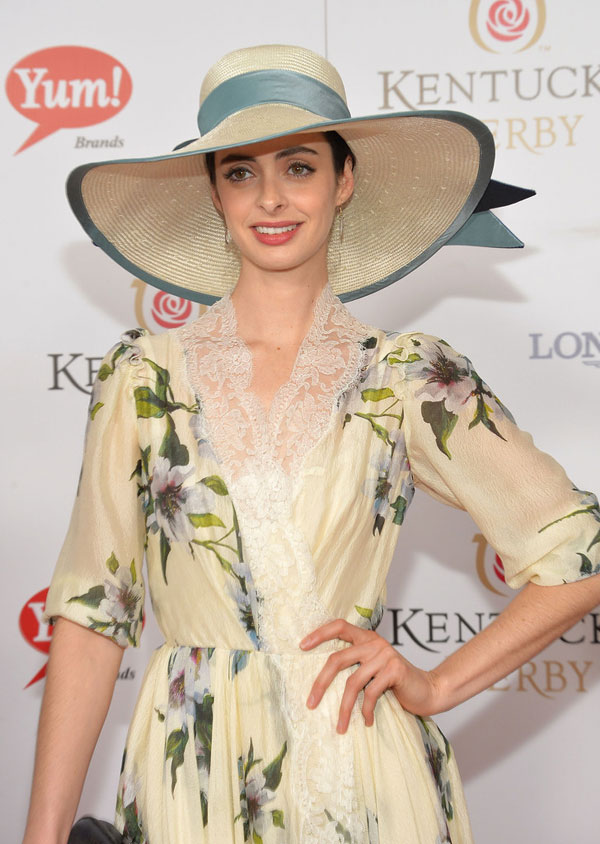 Krysten Ritter's beautiful look in Straw Hat | Fashion Styles