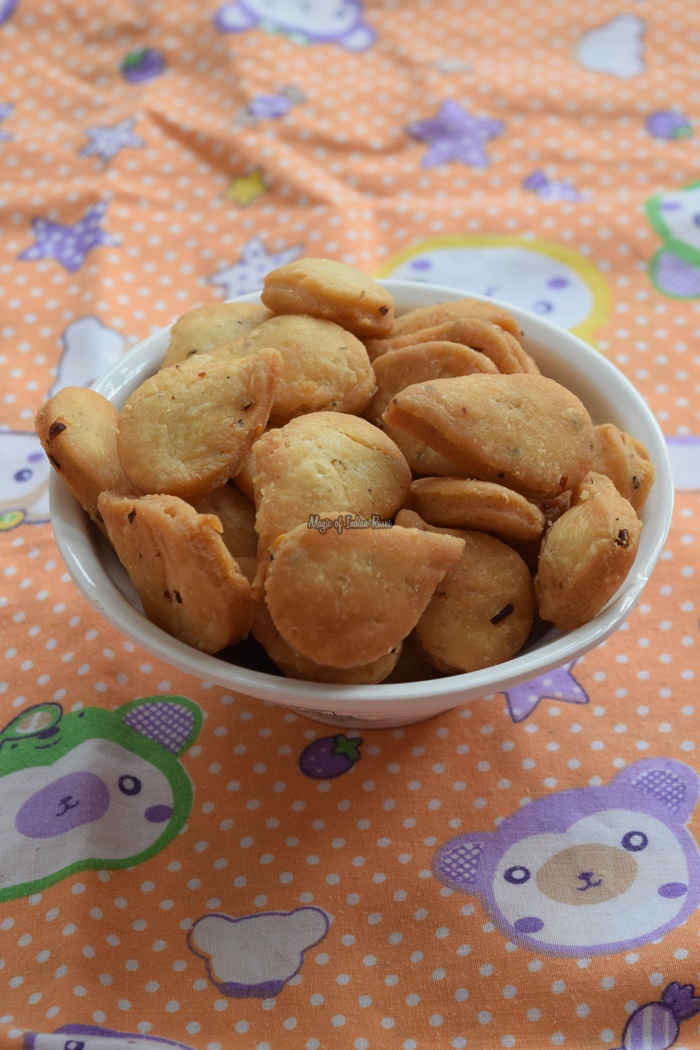 Herbs & Spices Mathri | Italian Mathi Recipe | Diwali Snacks | Magic of ...