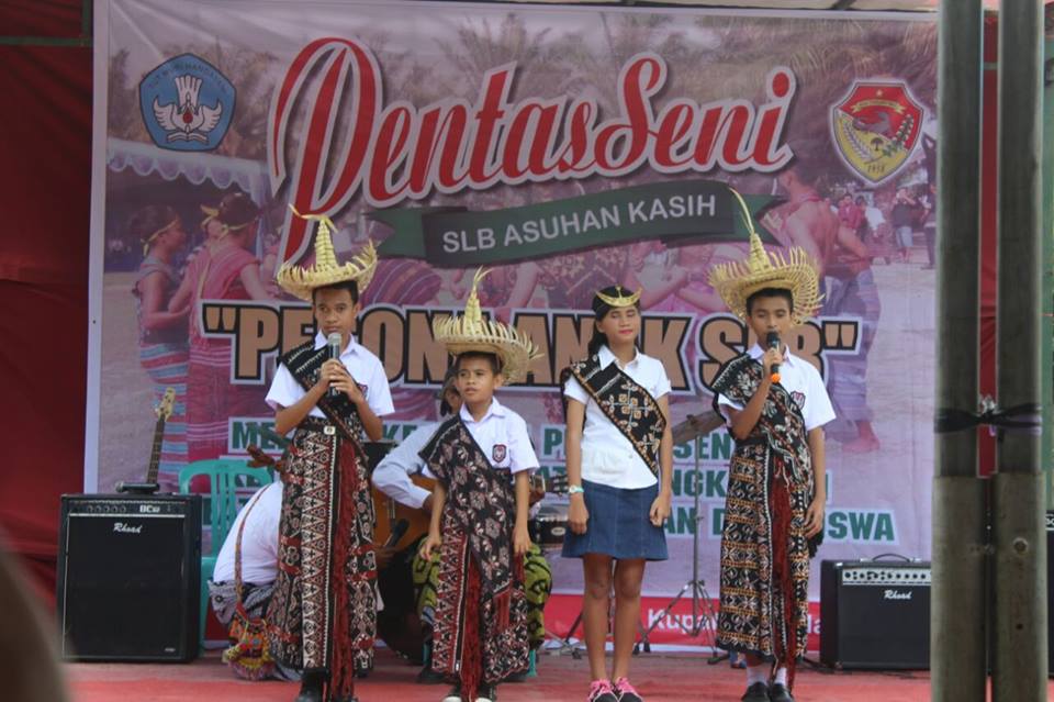 SLB Asuhan Kasih Kupang Unjuk Kebolehan dalam Pentas Seni SLB Asuhan Kasih Kupang Unjuk Kebolehan dalam Pentas Seni