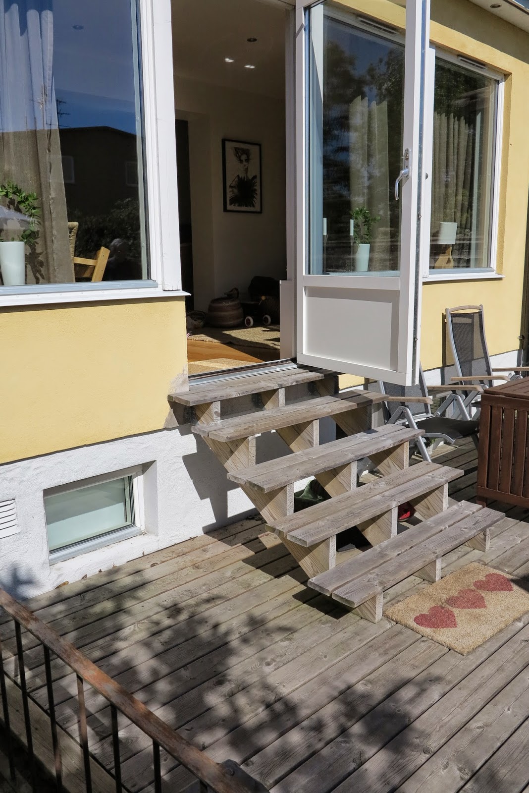 Två barn - två nyfikna föräldrar: Ny altantrappa