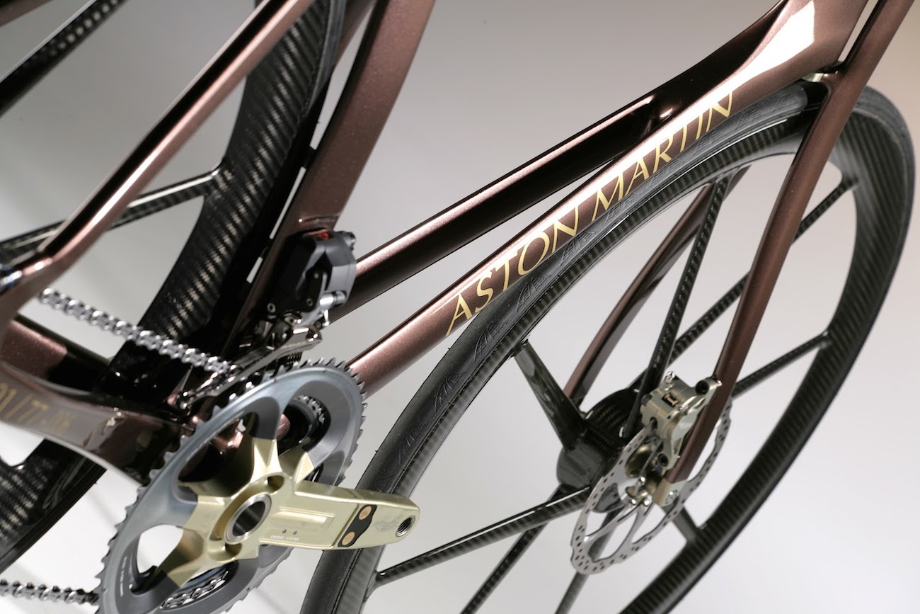 有FACTOR自行車在背後的AG2R，在賽場中發光發亮