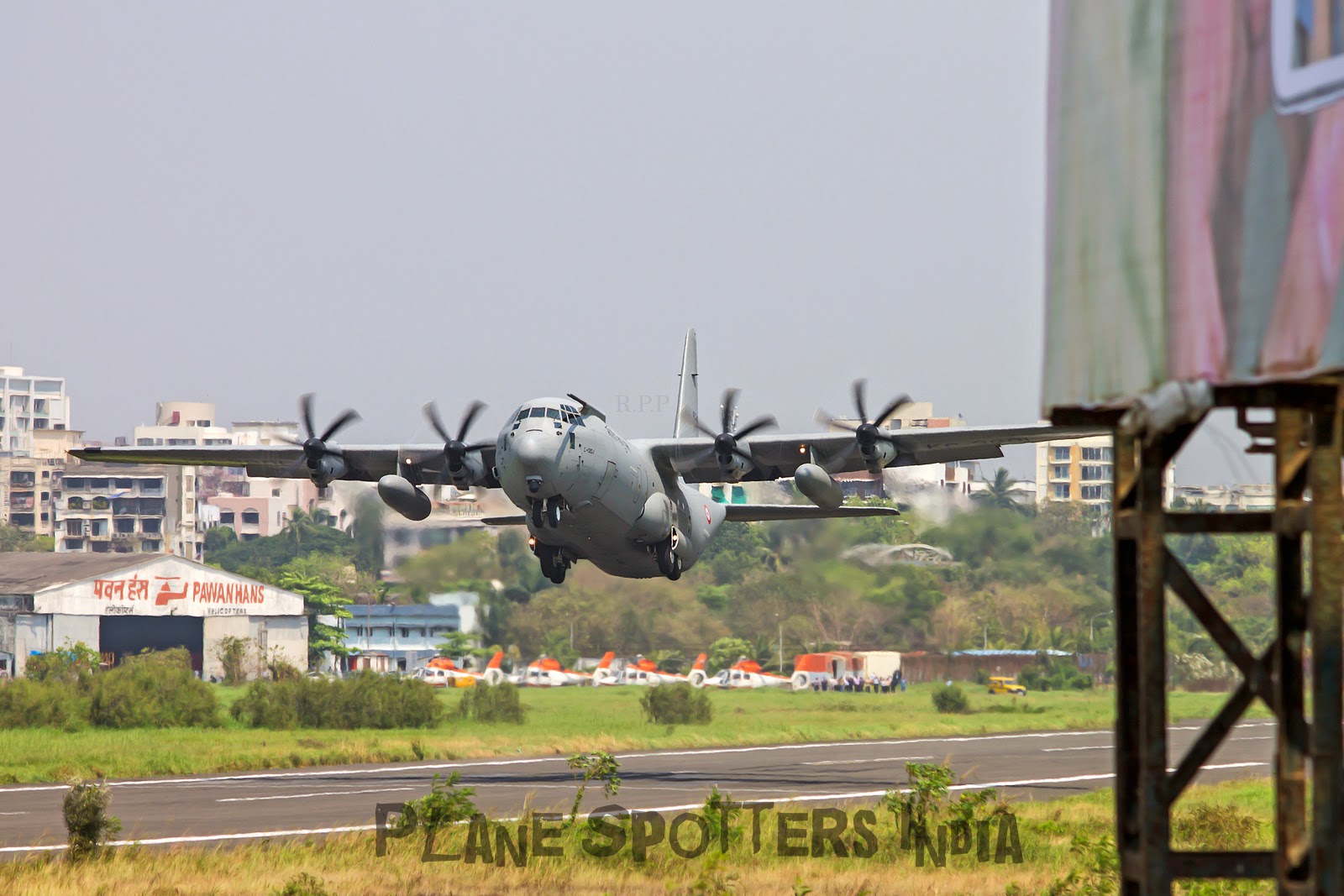 IAF C130J Lands at Juhu Aerodrome - Plane Spotters India - www ...