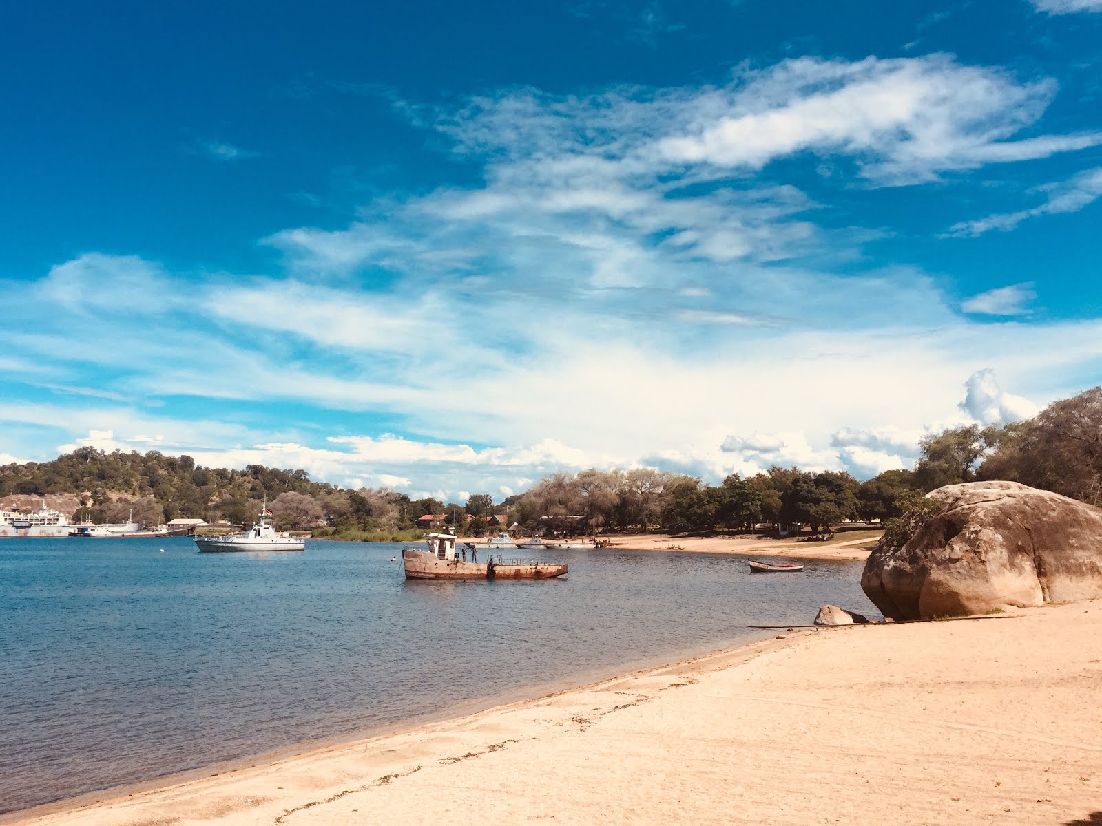 Jugando con los niños de Monkey Bay | ANTI-VIAJE