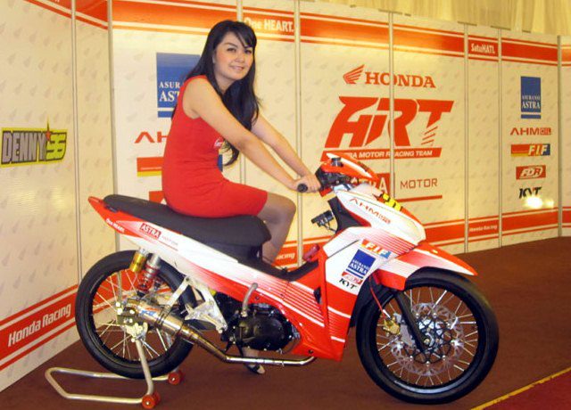 MODIFIKASI MOTOR: CEWEK RACING