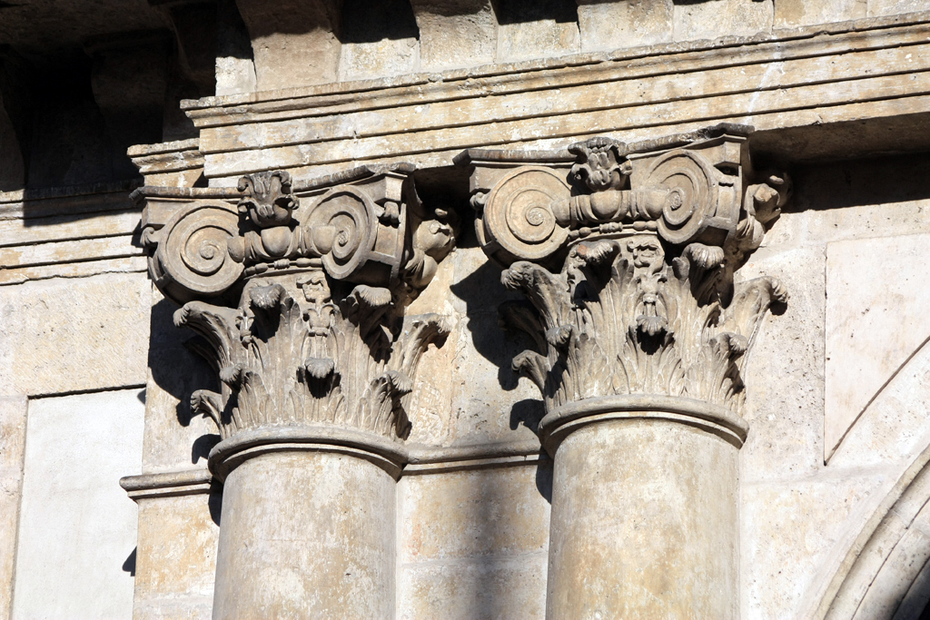 Baúl de Chity: LOS CAPITELES