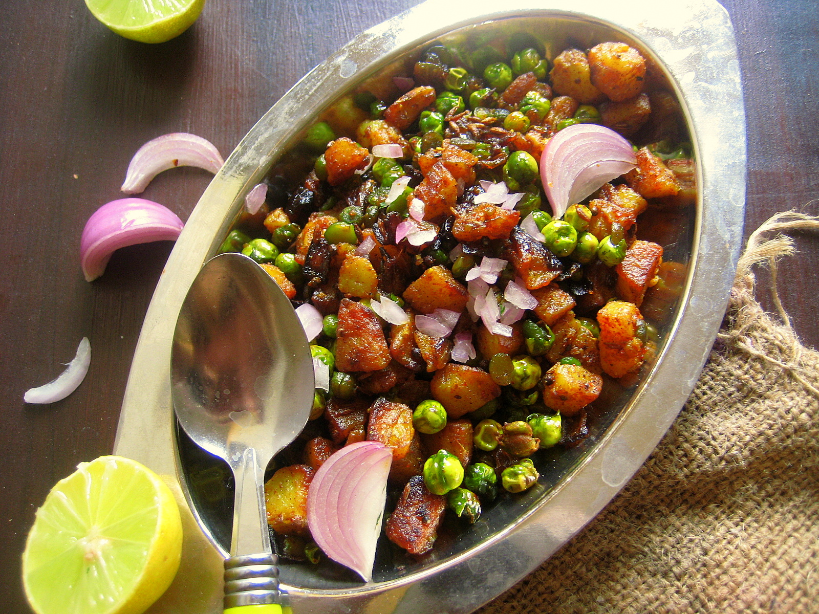 madhuri's kitchen: Aloo Matar Chat / Potato Peas Curry