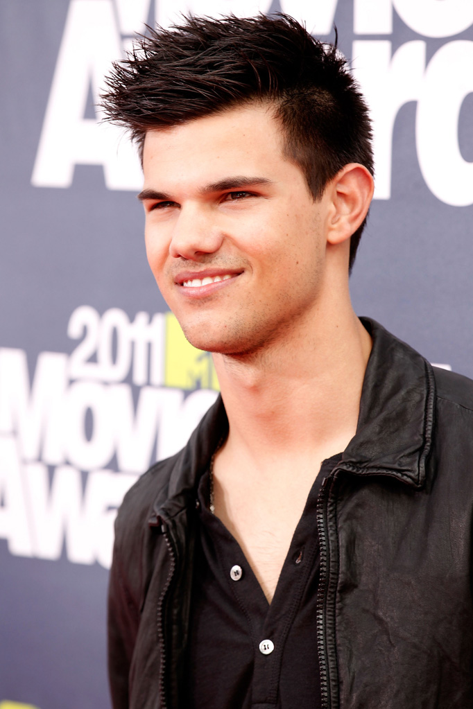Taylor Lautner Tries To Spends Times With His Fans ~ Celebrity Review