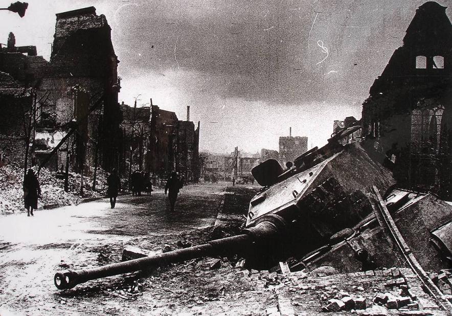Historia y tecnología militar: Foto de un Tiger II accidentado en Danzig