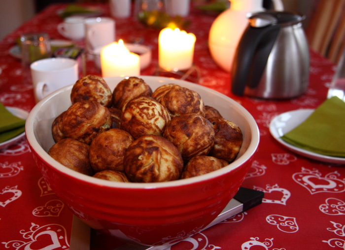 The Big Meowski: Tidlig julehygge med æbleskiver og pakkeleg