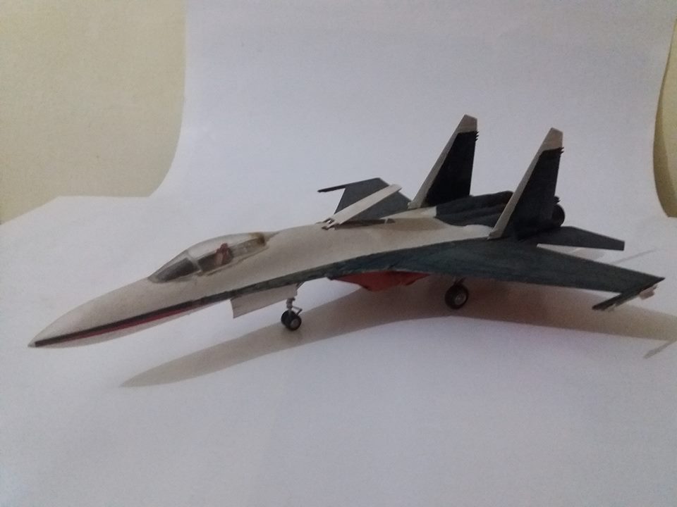 AIRPLANE SCALE MODELKIT: SUKHOI Su-27 Flanker