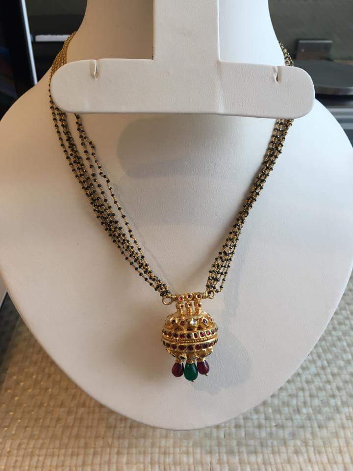 Black beeds chains with kundan locket | 916 jewellery - Indian GOLD ...