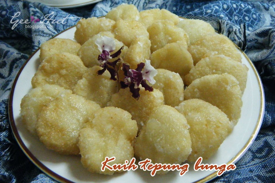 GeeHut: Kuih tepung bunga...selera kampong daa
