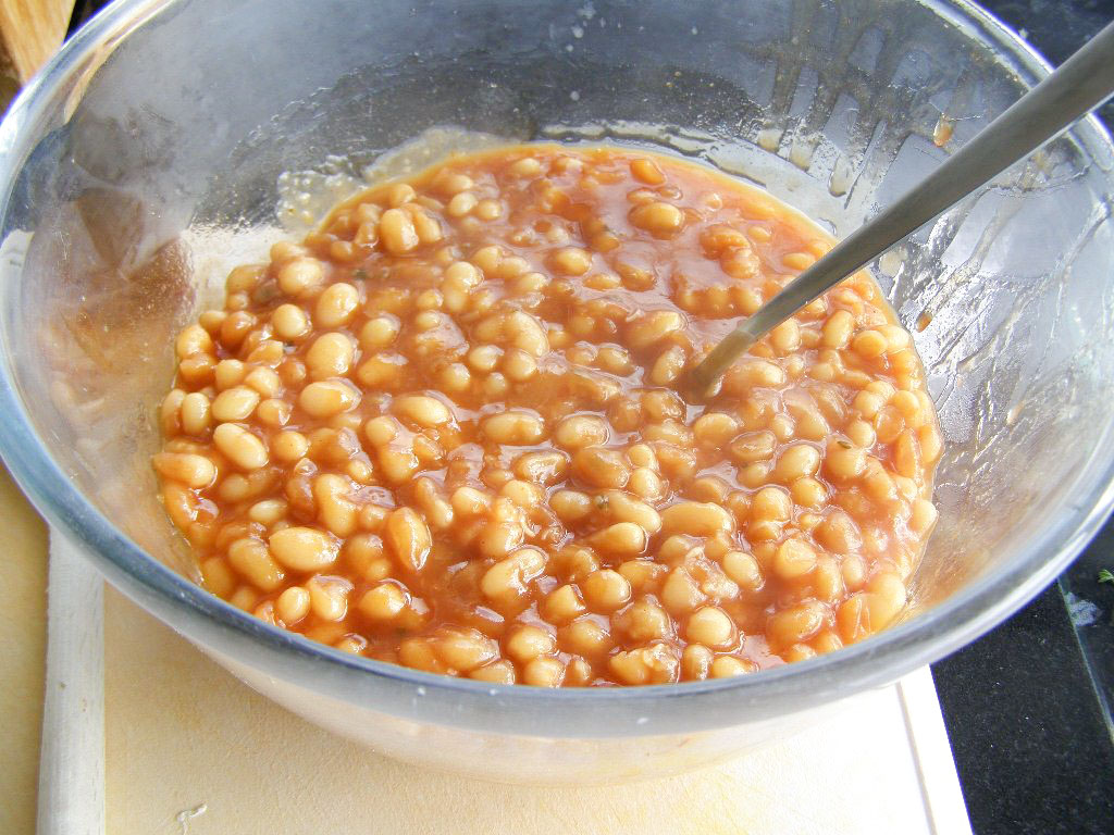 maple•spice: Drunk Canadian Maple Baked Beans on Toasted Herbed Beer Bread