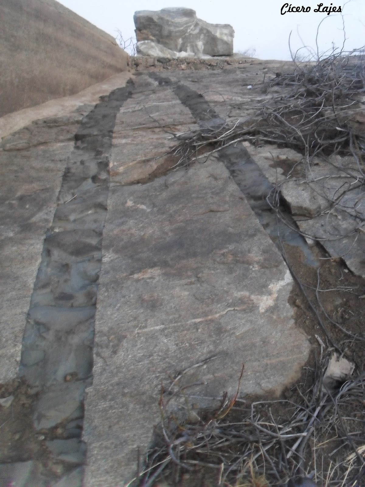 Cícero Lajes: VÁRIOS LUGARES NUM LUGAR SÓ: DIQUES DE DIABÁSIO EM LAJES RN