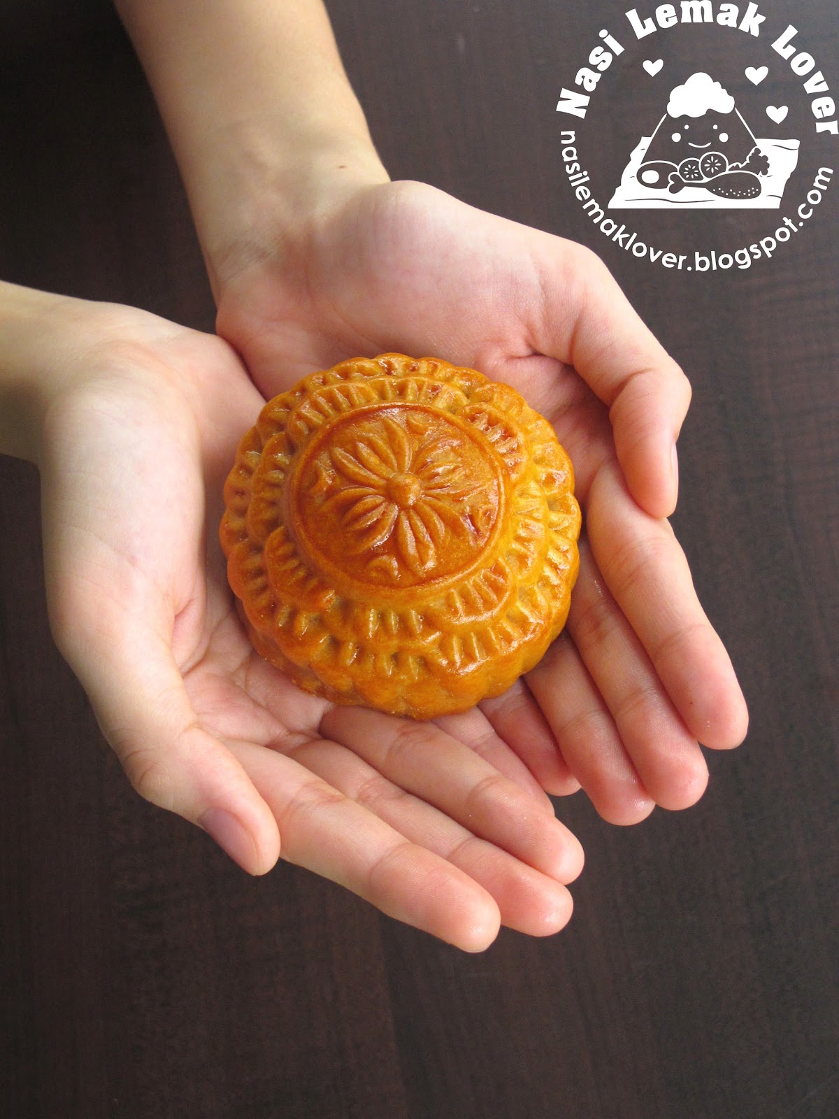 Nasi Lemak Lover: Single Yolk and Lotus Paste Mooncakes单黄莲蓉月饼