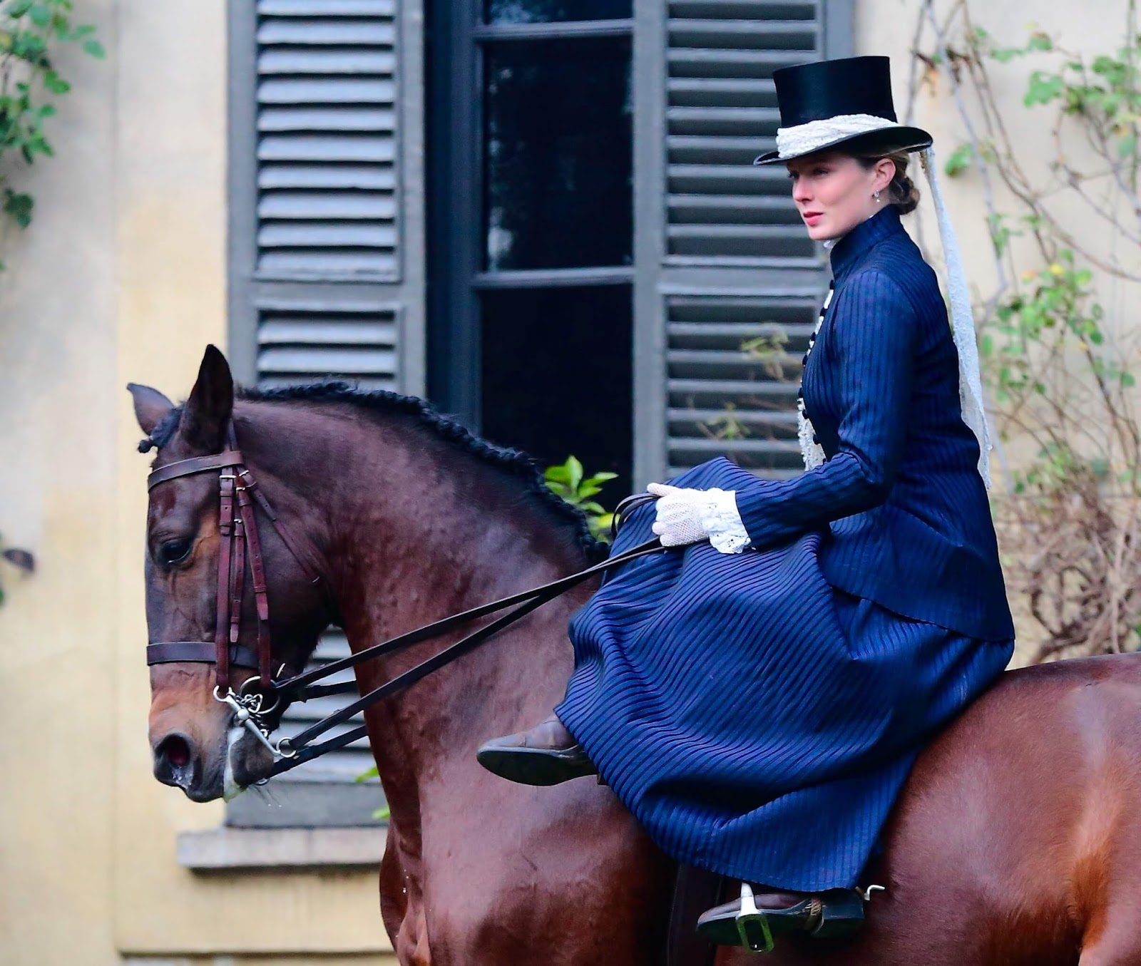 Tacchi a Cavallo: Side Saddle, one friendship with two fashion styles
