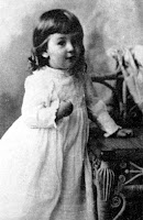 El Espejo Gótico: Por qué a Lovecraft lo vestían de niña