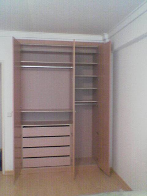 Montagem de um roupeiro com portas de abrir em Tercena