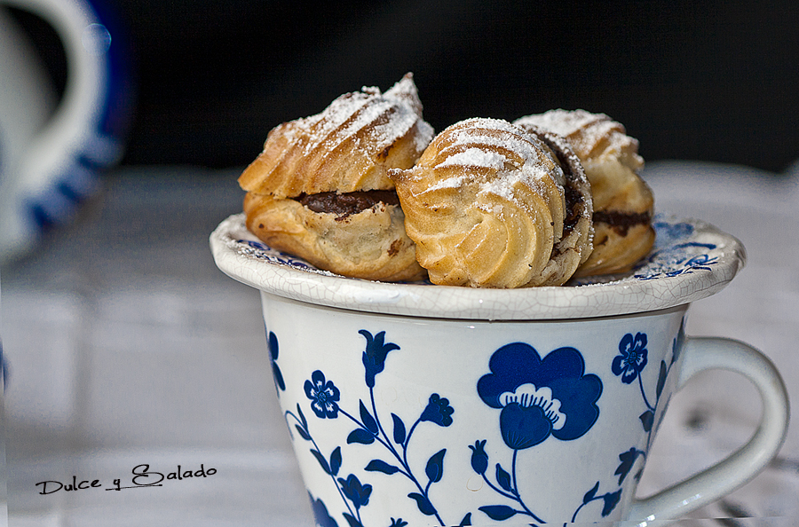 Dulce y Salado: Profiteroles Rellenos de Crema Pastelera de Chocolate