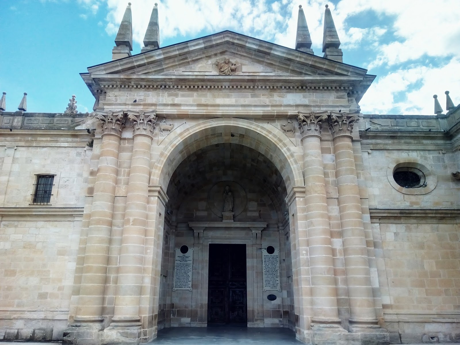 Aurigas en Salamanca: Atrio neoclásico en la capital del románico.