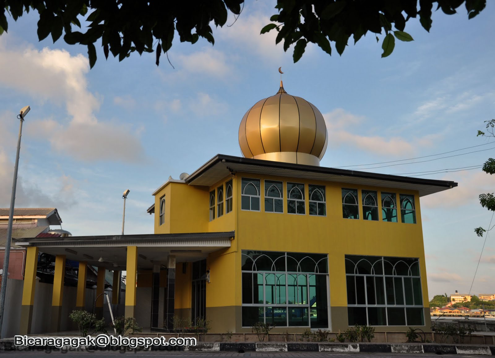 Bicara Gagak....: SOLAT DI SURAU BANDAR LABUAN...