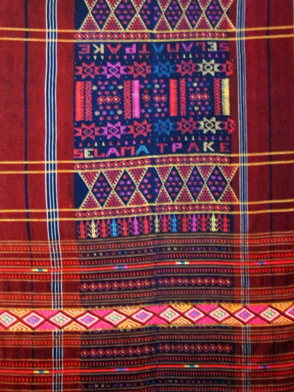 The traditional cloth of the Batak people of North Sumatra. | Kunthara ...