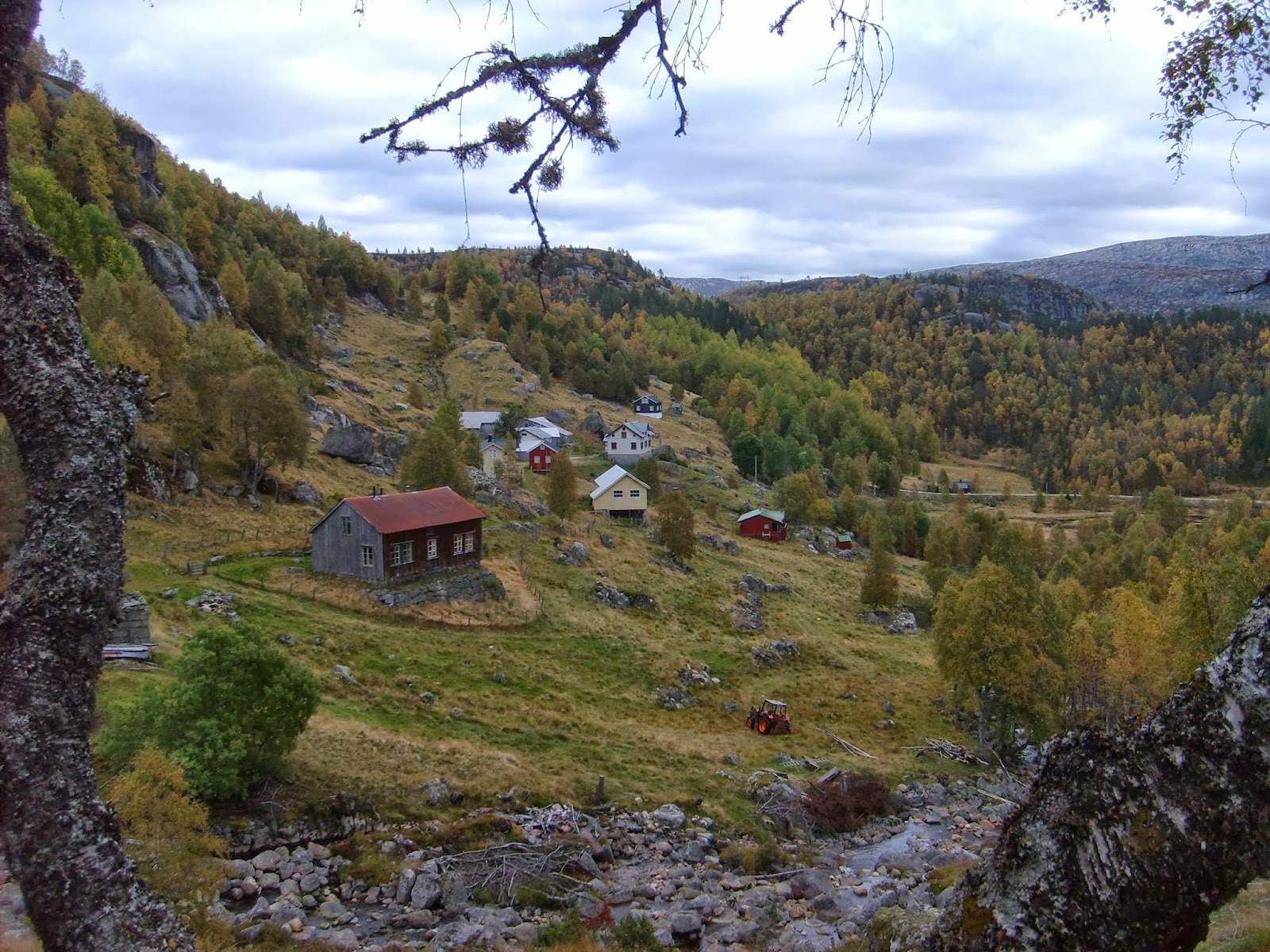 grápson ὃ βλέπεις γράψον εἰς βιβλίον: På gamle tufter i Salmeli