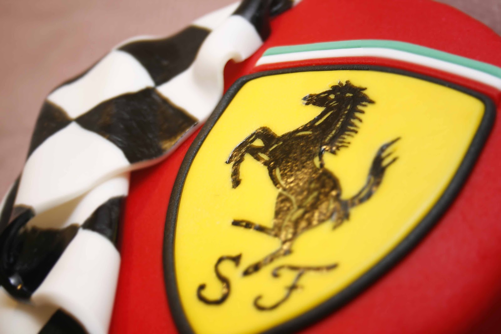 Mary Grace Cups & Cakes: PASTEL DE LA SCUDERIA FERRARI