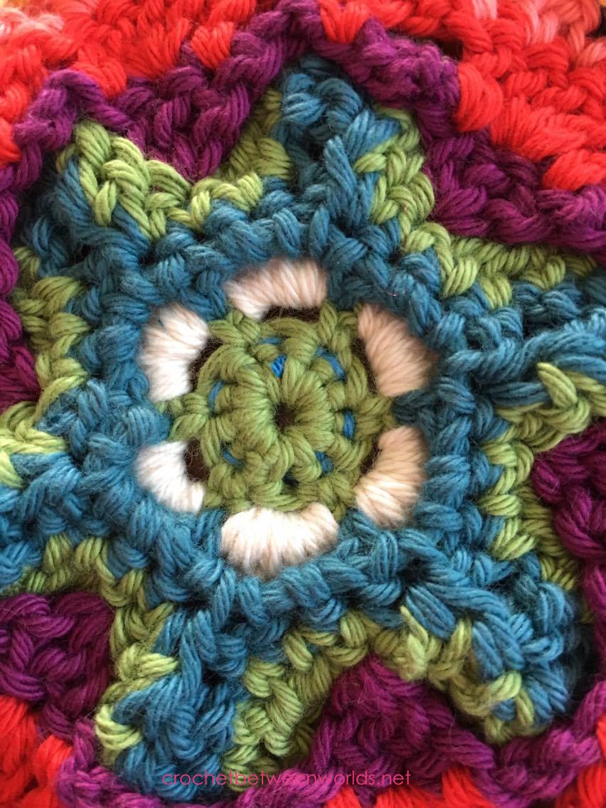 Crochet between worlds: Frida's Flowers CAL - Block 7 - Frida's Bouquet