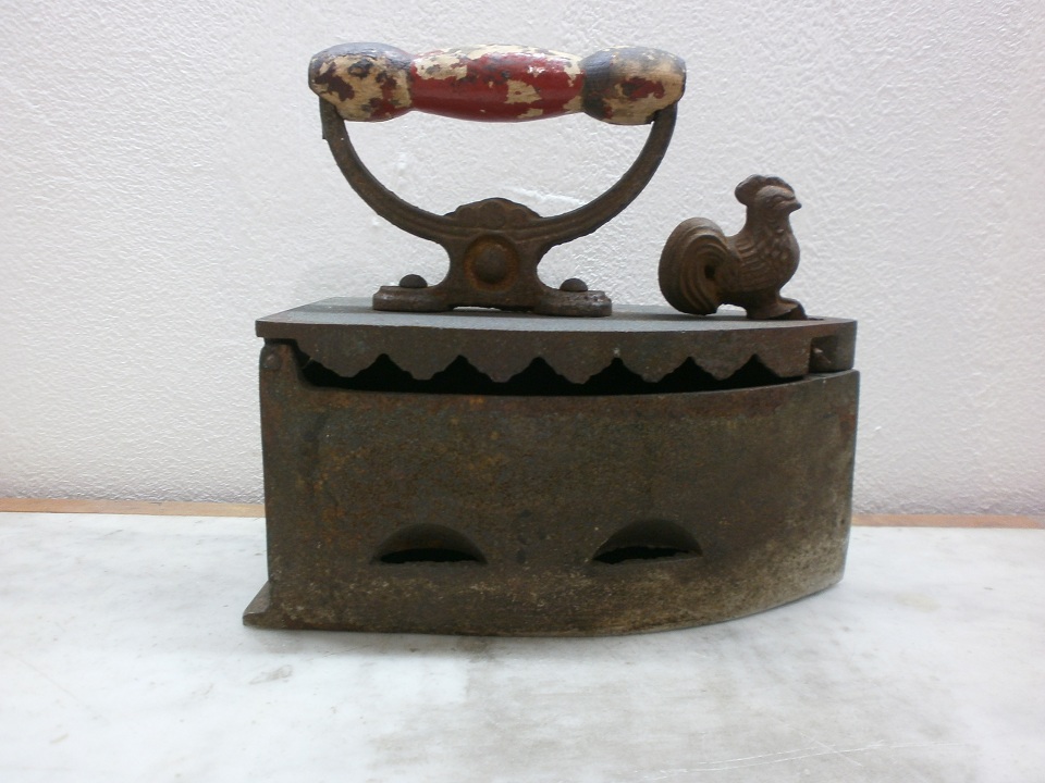 Antikpisan: Setrika Ayam Jago Berbahan Besi Tua