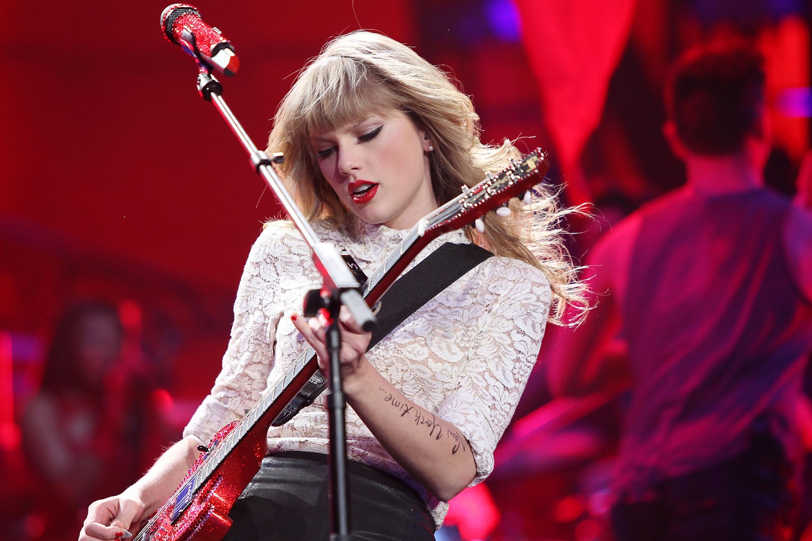 Taylor Swift - On stage, in concert in Newark, NJ