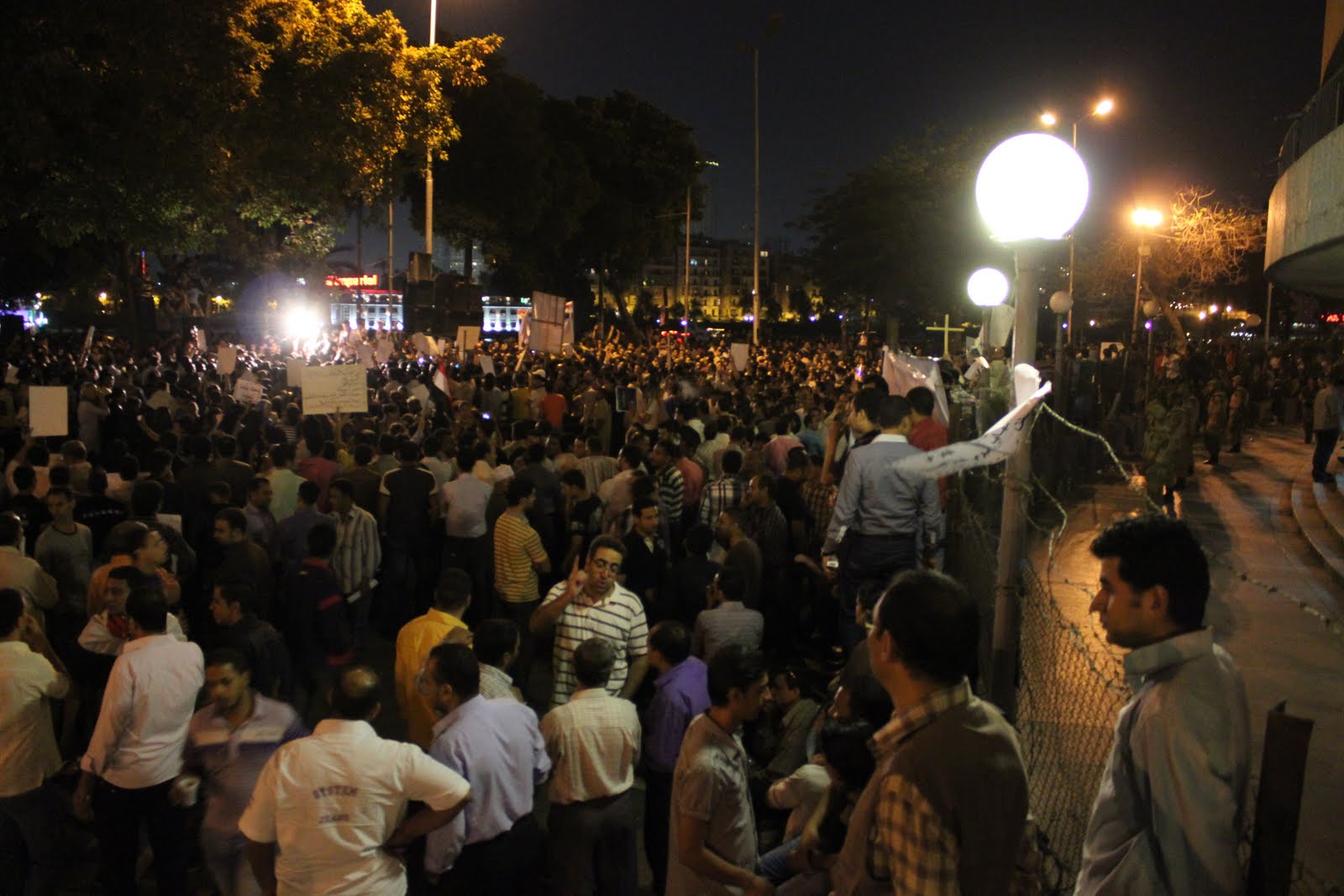 SHE2I2: Christians & Sympathetic Muslims Protest at Maspero