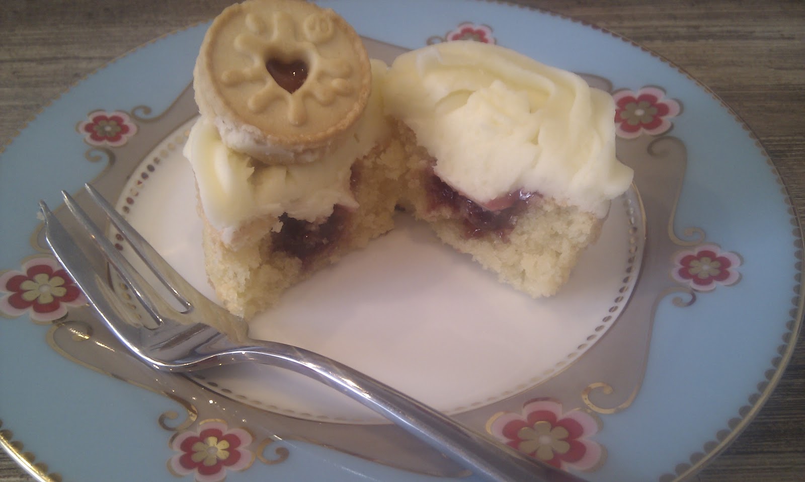 The Consummate Cake Quest: It's Easter! Jammy Dodger Cupcakes and Apple ...