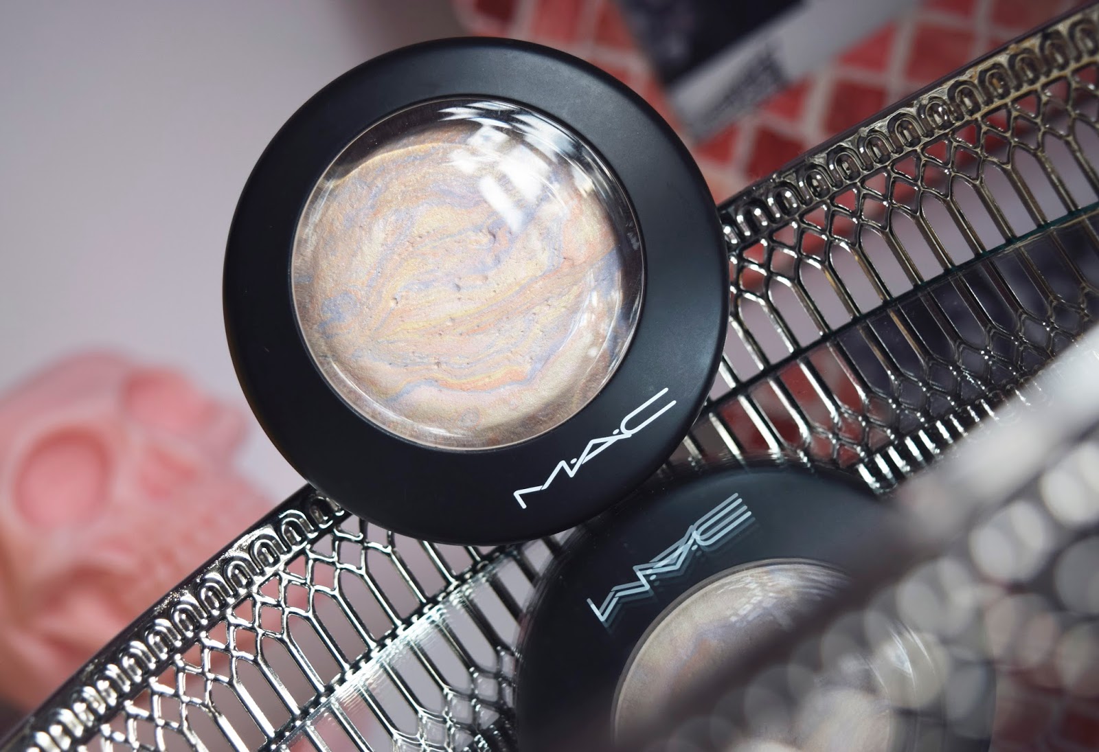 HIGH END VS BUDGET HIGHLIGHTER GraceBee high-end-vs-budget-highlighter-gracebee