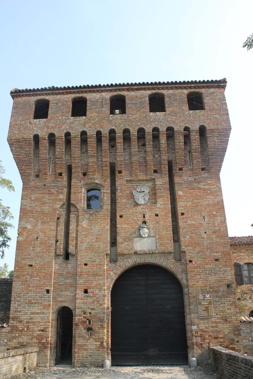 Emilia Misteriosa: MISTERIOSE PRESENZE E SIMBOLI ESOTERICI AL CASTELLO ...