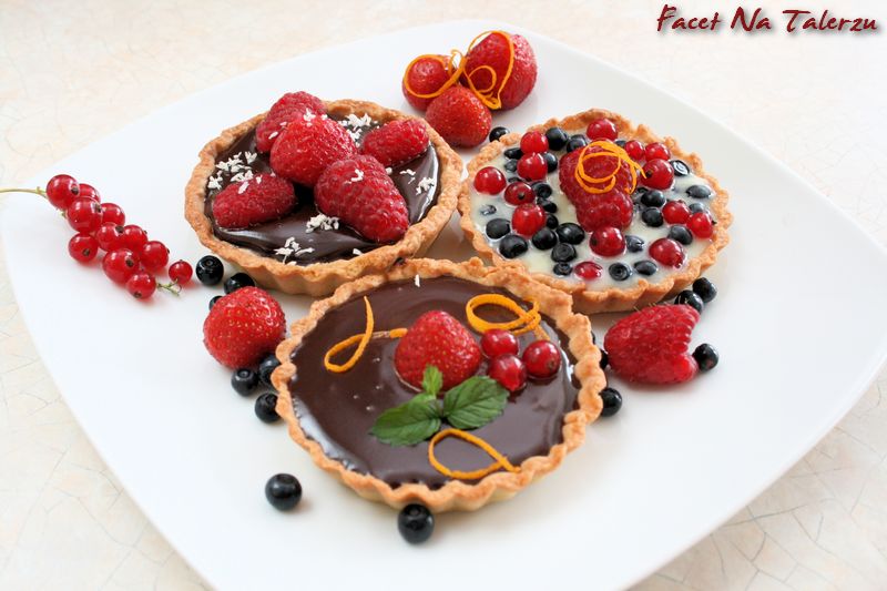 Kruche mini tarty z czekoladą i owocami | Facet Na Talerzu