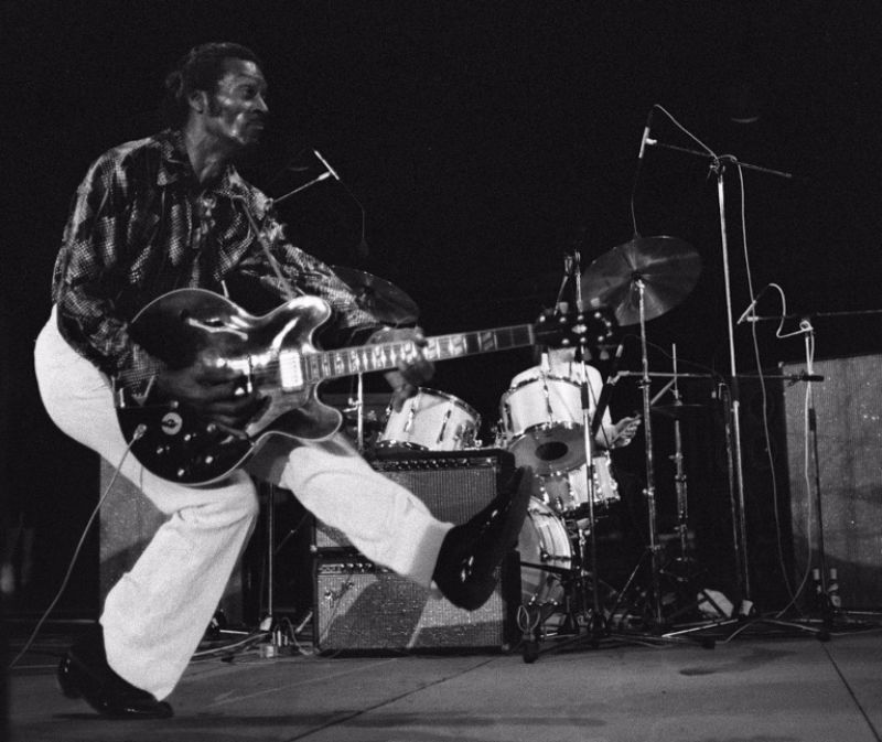 20 Interesting Photographs of Chuck Berry Shows Off His Legendary Duck ...